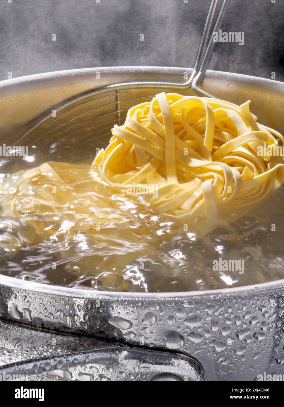 Cooking pasta in boiling water Stock Photo - Alamy