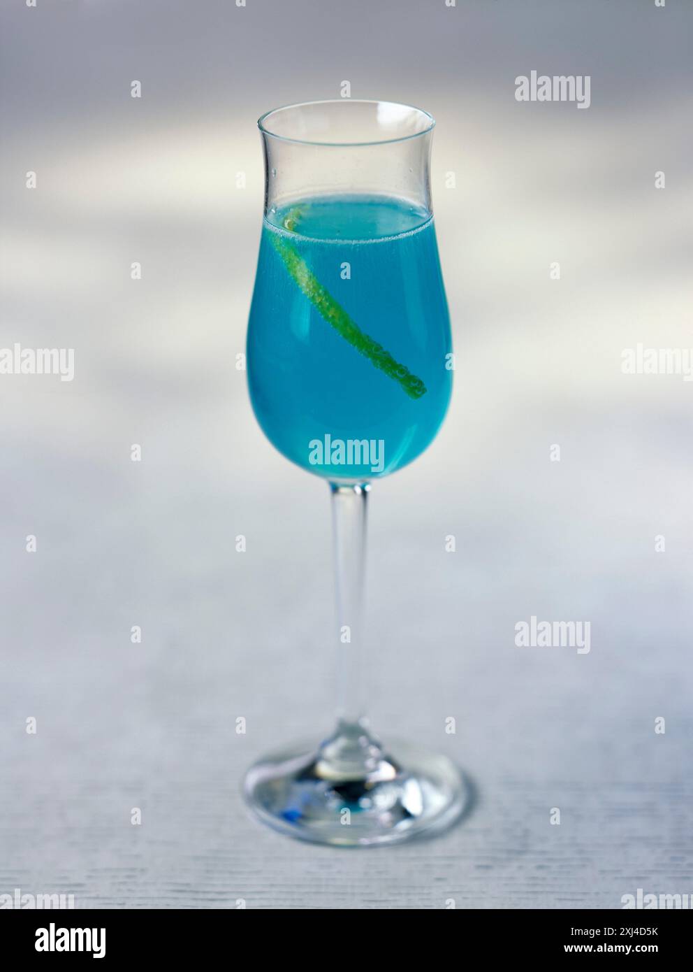 Blue champagne cocktail Stock Photo - Alamy