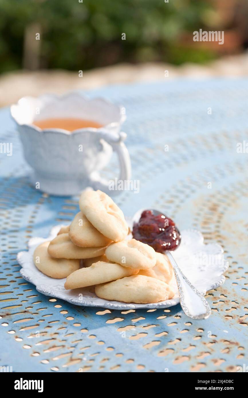 Tea time in england hi-res stock photography and images - Alamy