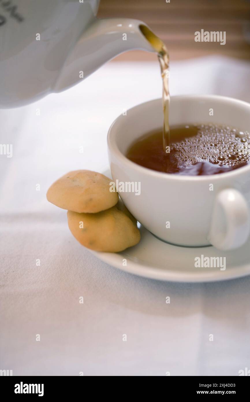 Pouring a cup of tea Stock Photo - Alamy