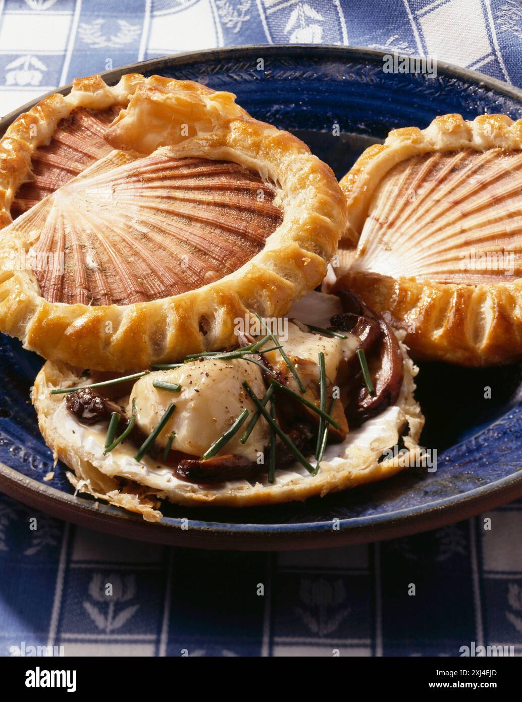 Scallops with ceps in their shells Stock Photo - Alamy