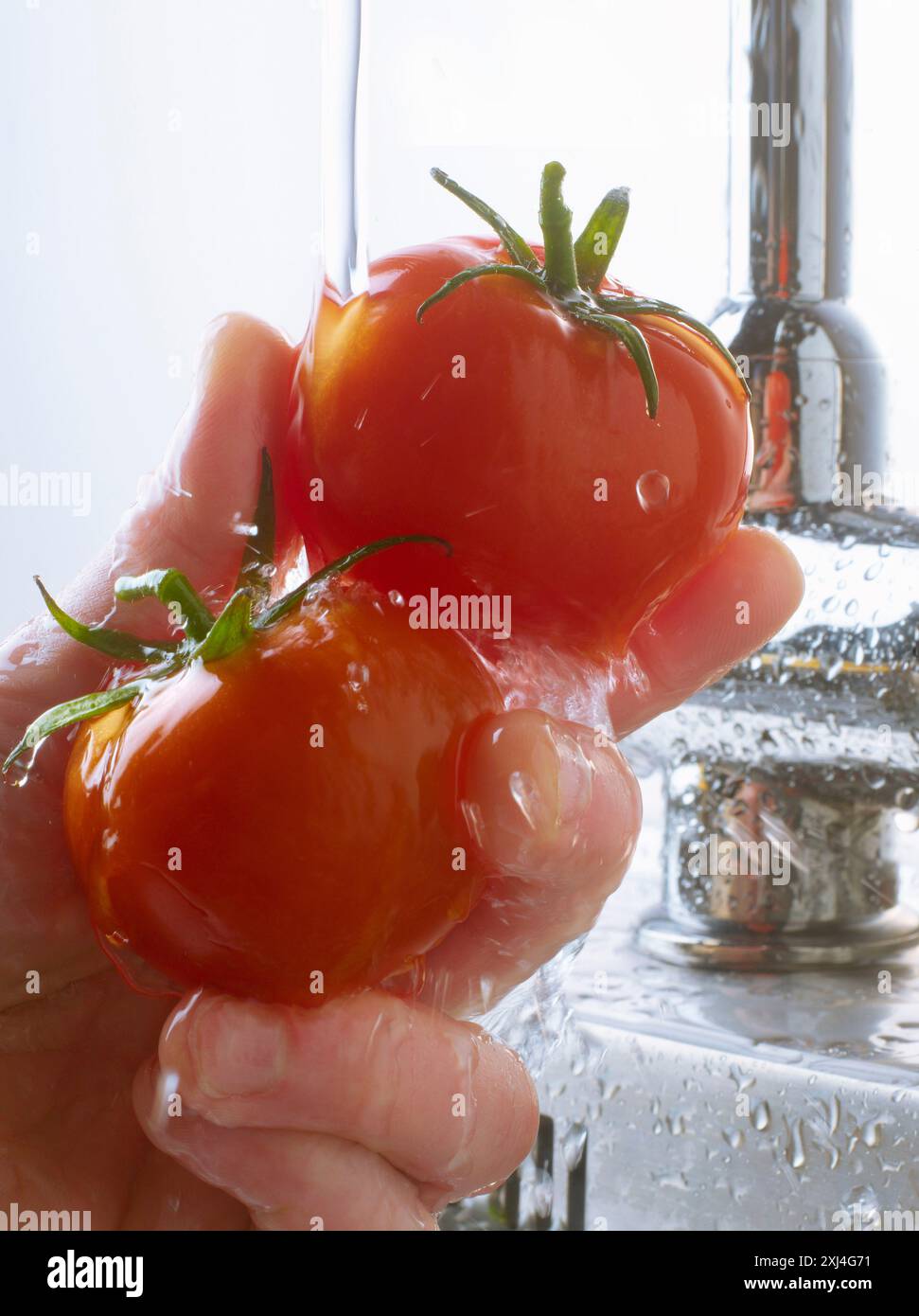 Tomatoes under water hi-res stock photography and images - Alamy