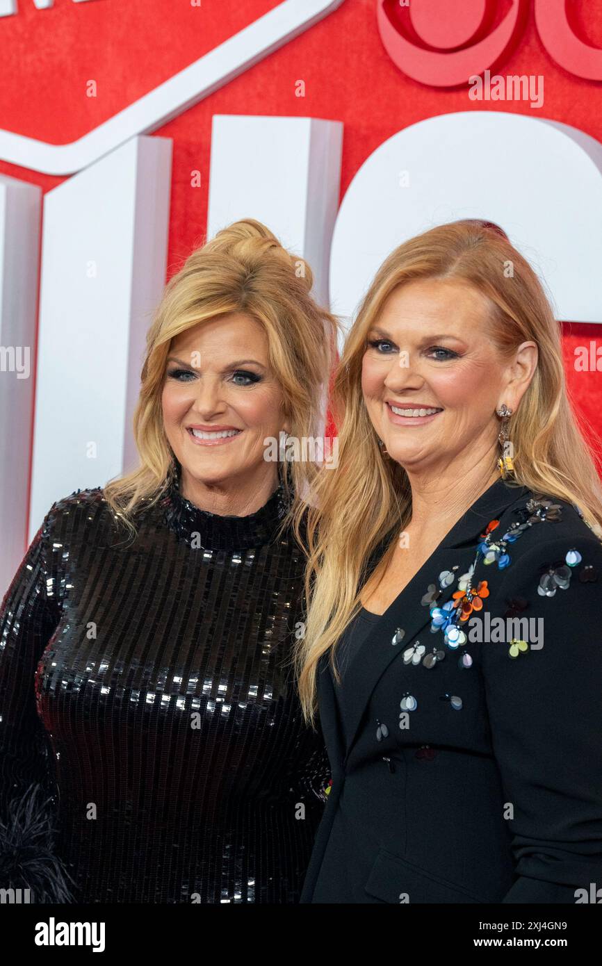 Country singer TRISHA YEARWOOD and sister BETH YEARWOOD walk the red ...