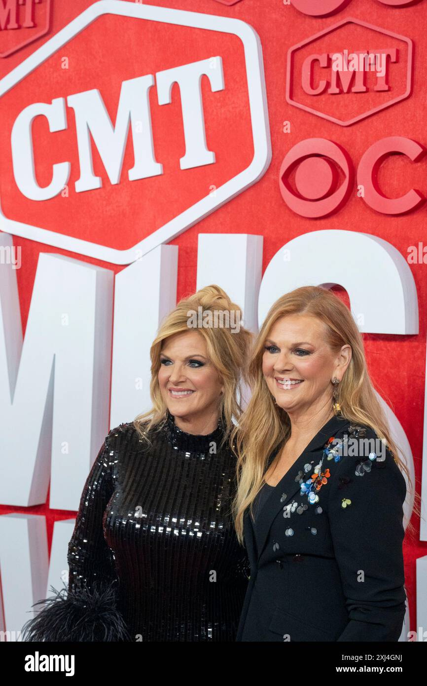 Country singer TRISHA YEARWOOD and sister BETH YEARWOOD walk the red ...