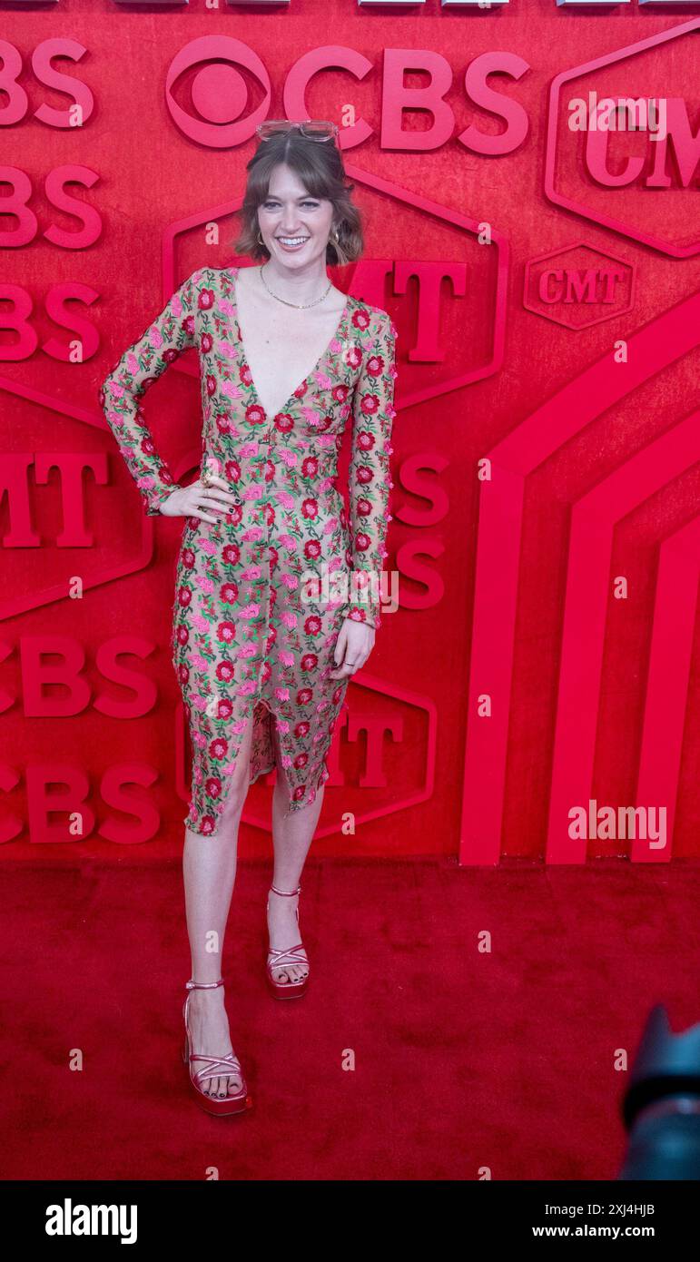 Ssnger-songwriter ANNA VAUS walks the red carpet and poses for ...