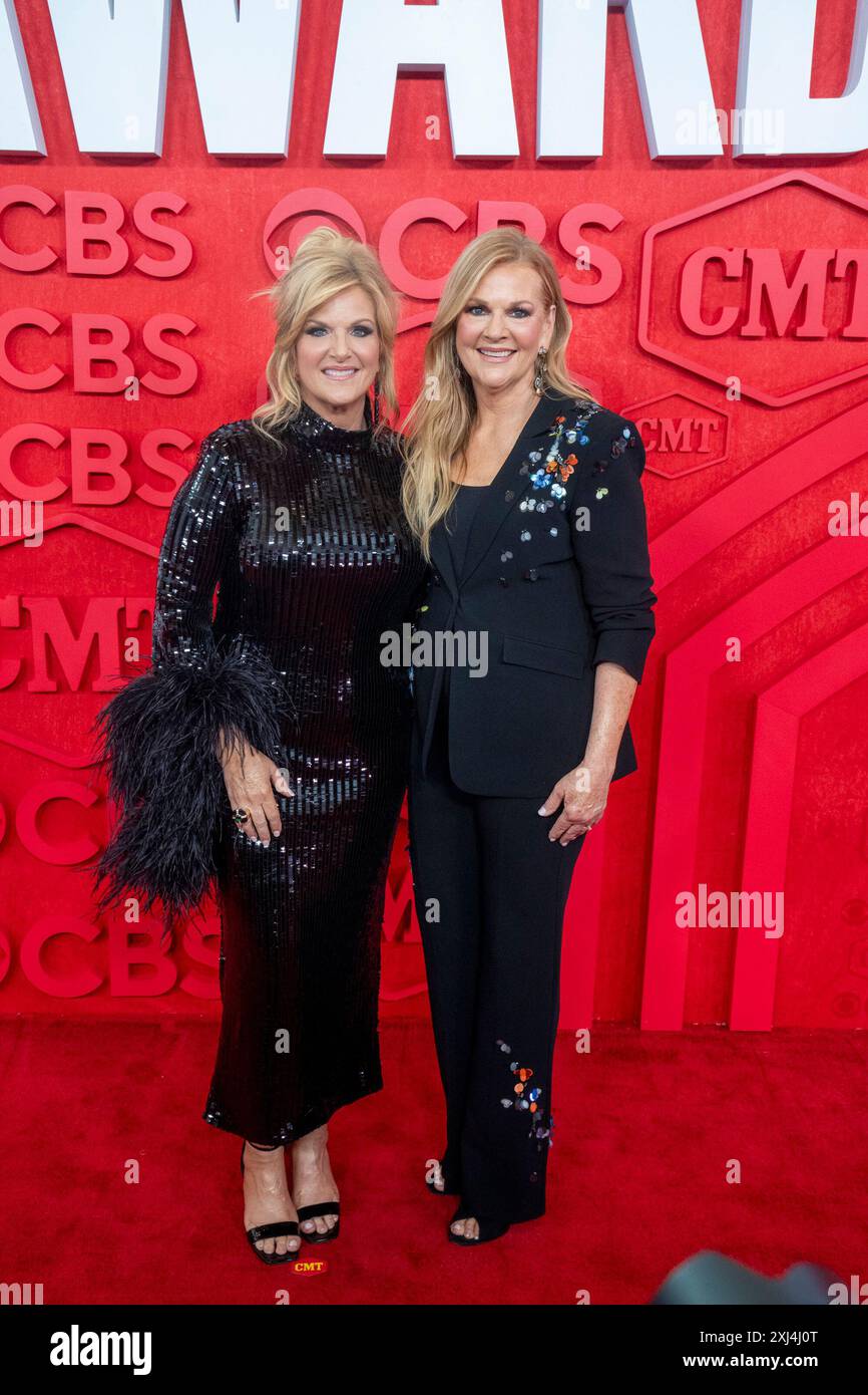 Country singerTRISHA YEARWOOD and sister BETH YEARWOOD walk the red ...
