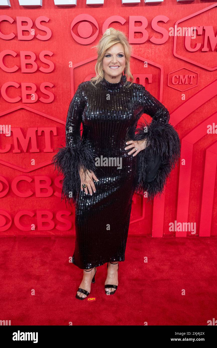 Country singer TRISHA YEARWOOD walks the red carpet and poses for ...