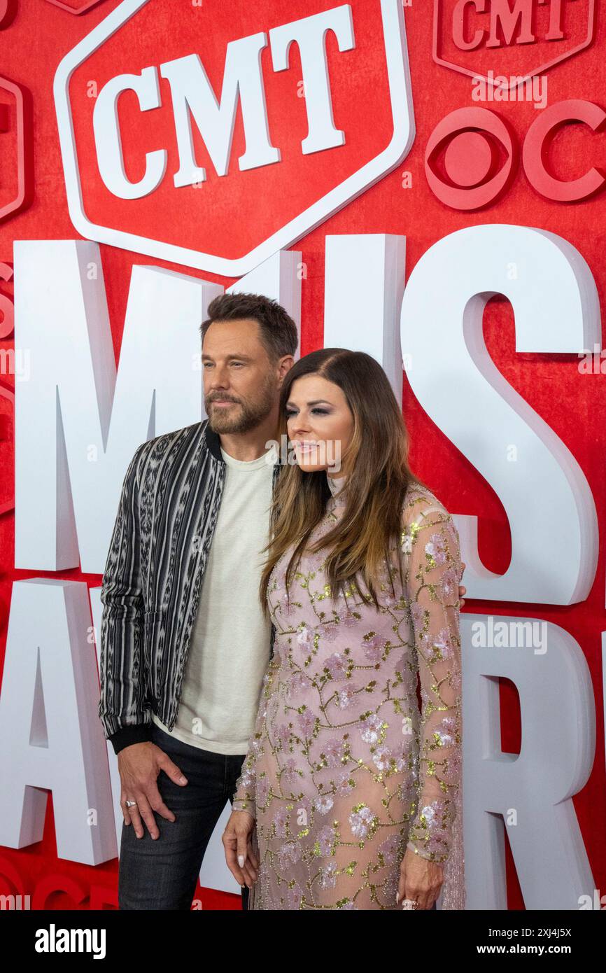 Singers KAREN FAIRCHILD and JIMI WESTBROOK of Little Big Town walk the ...