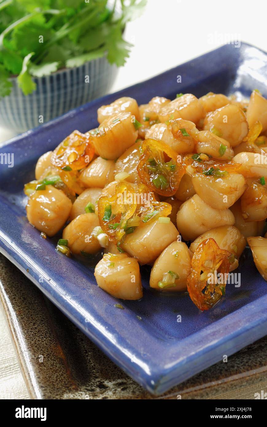 Petoncle scallops caramelized with kumquats Stock Photo - Alamy