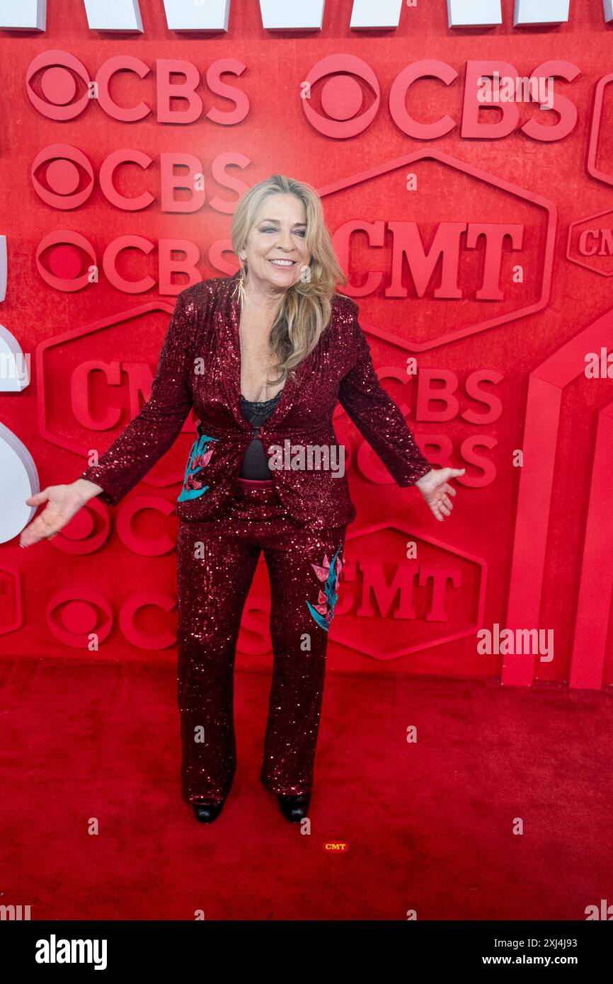 Singer CARLENE CARTER walks the red carpet and poses for photographs ...