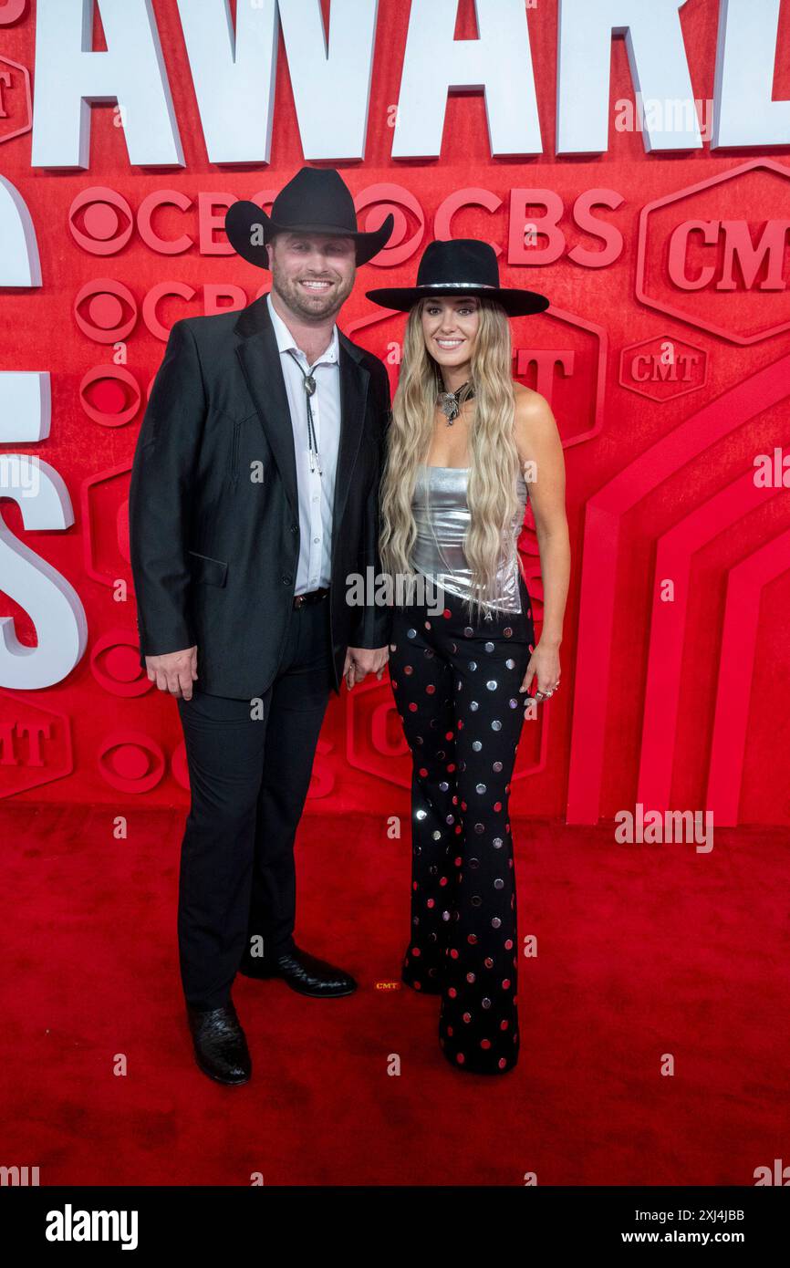 Singers DUCK HODGES and LAINEY WILSON walk the red carpet and poses for ...