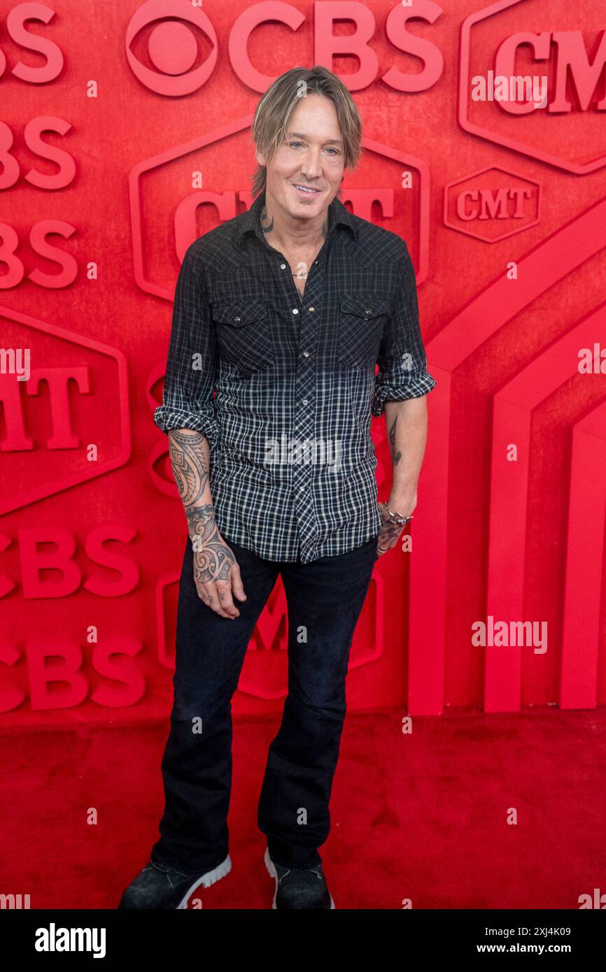 Country singer KEITH URBAN walks the red carpet and poses for ...