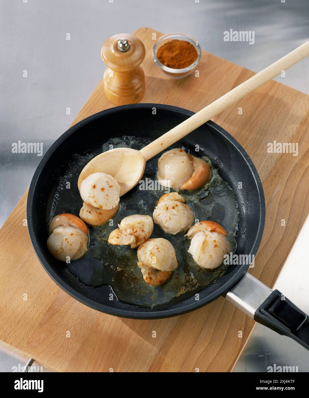 Pan-frying the scallops with paprika Stock Photo - Alamy