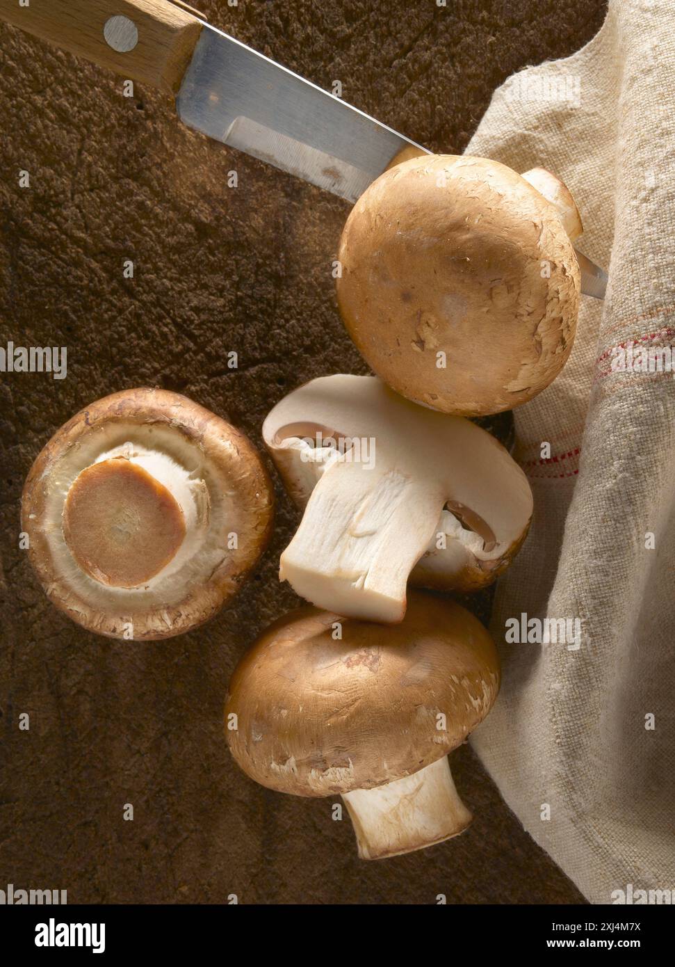 Cutting button mushroom hi-res stock photography and images - Alamy
