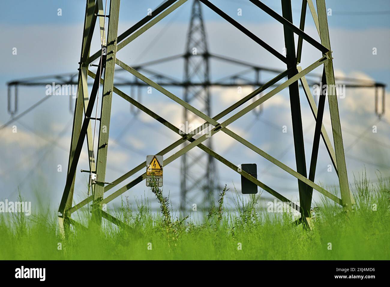 16.7.2024 Energienetz Symbol. Energie Hochspannungsmasten in der Nähe ...