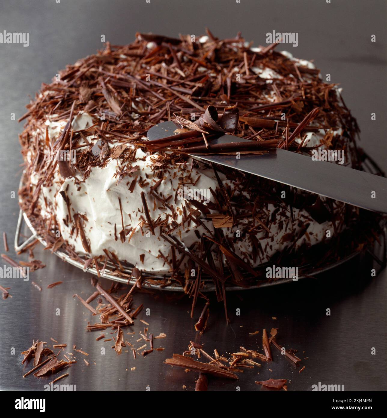 Decorating the cake Stock Photo - Alamy
