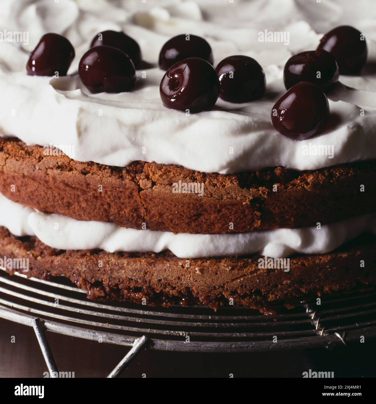 Mounting the cake Stock Photo - Alamy