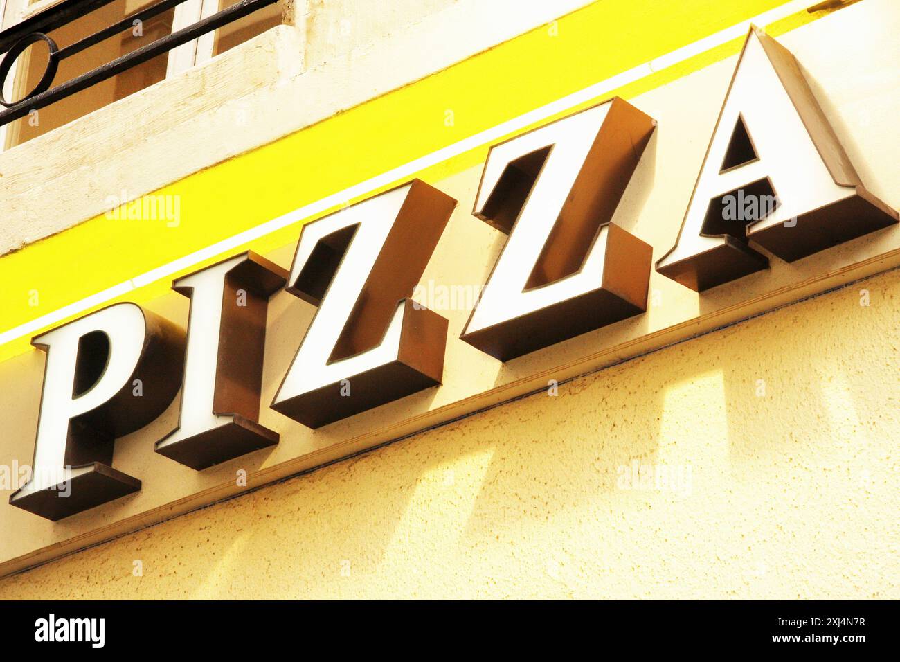 Pizza restaurant sign Stock Photo - Alamy