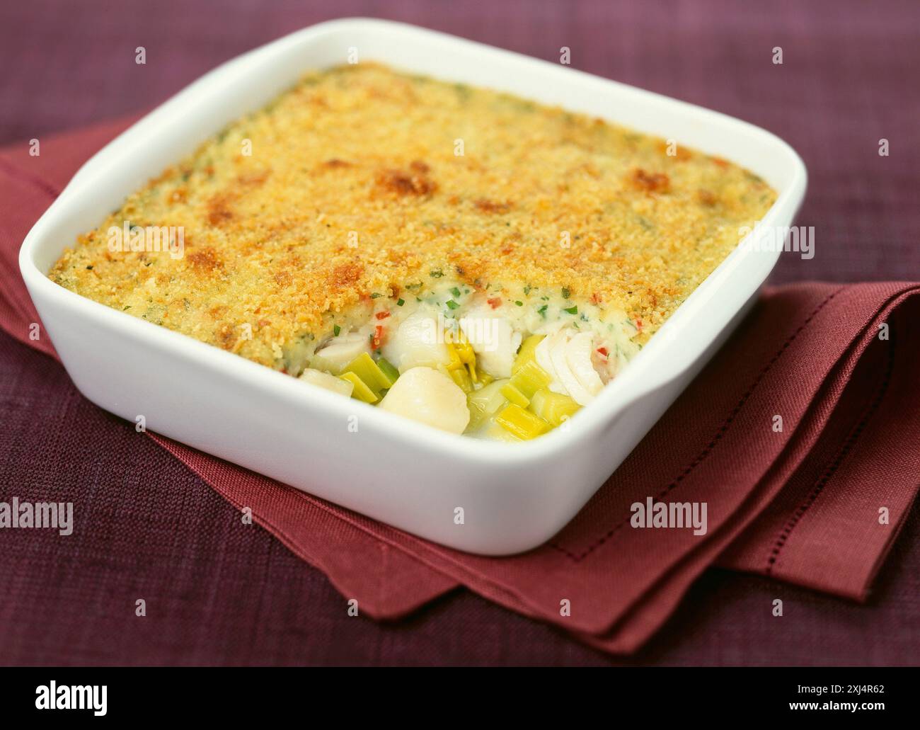 Cod,scallop and leek au gratin Stock Photo - Alamy