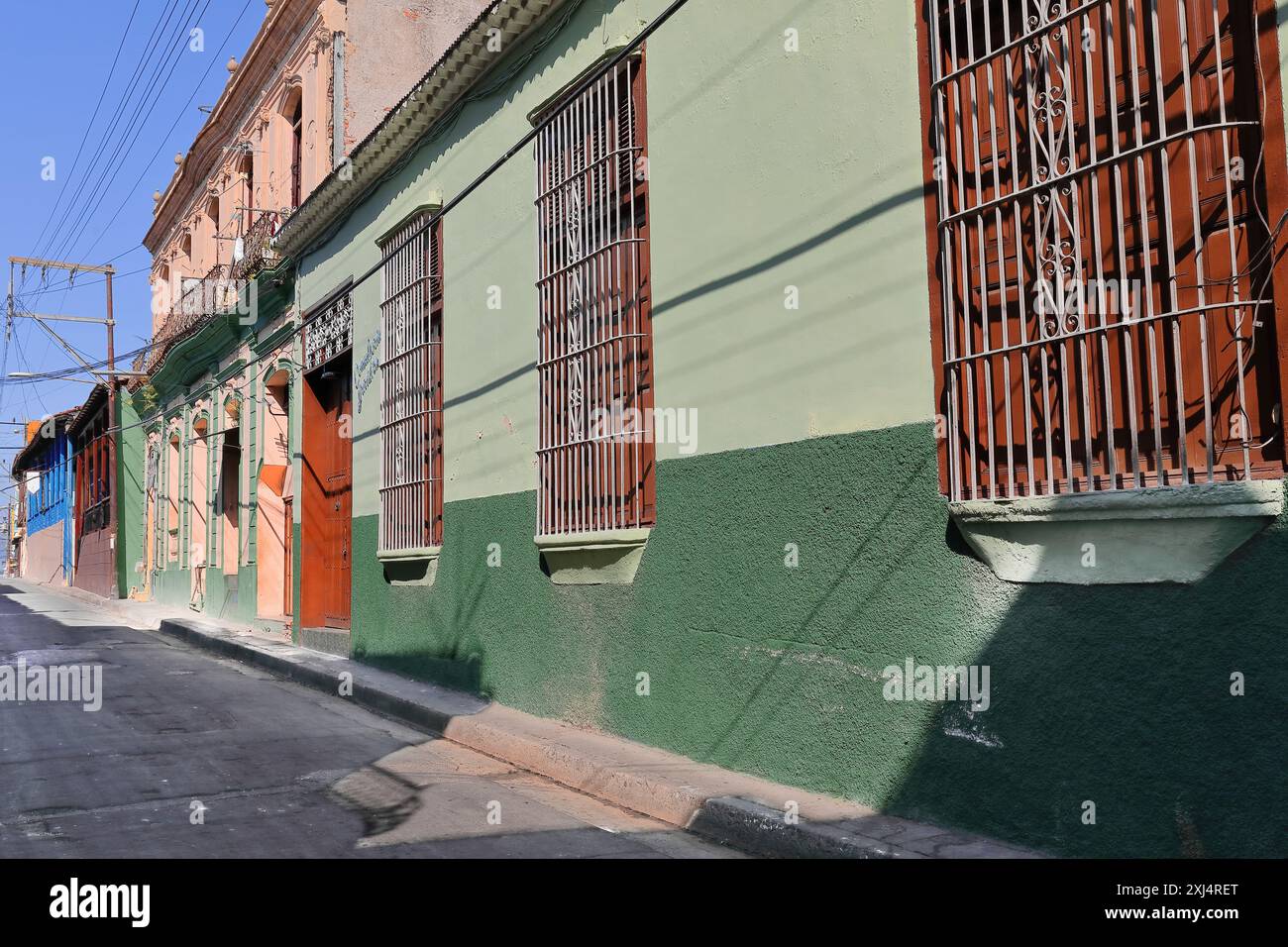 520 Row of one-storey Colonial facades flanking a two-storey Eclectic ...
