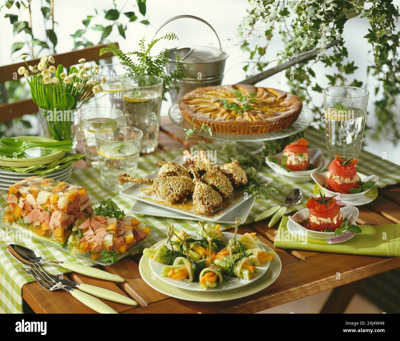 Table de buffet hi-res stock photography and images - Alamy