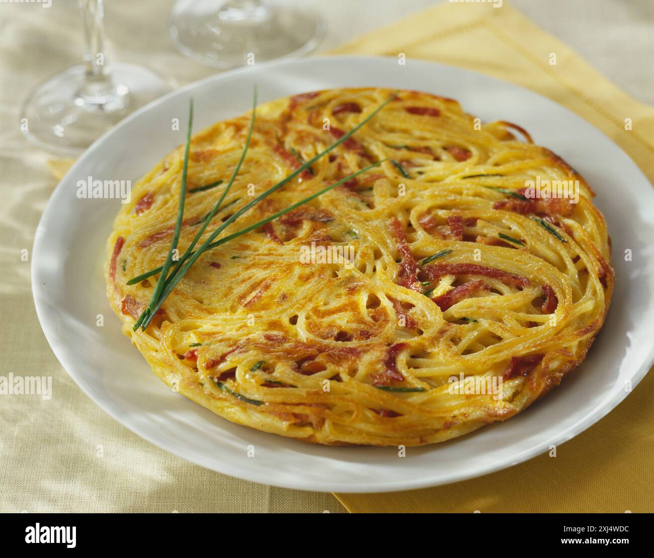 Spaghetti and bacon cake Stock Photo - Alamy
