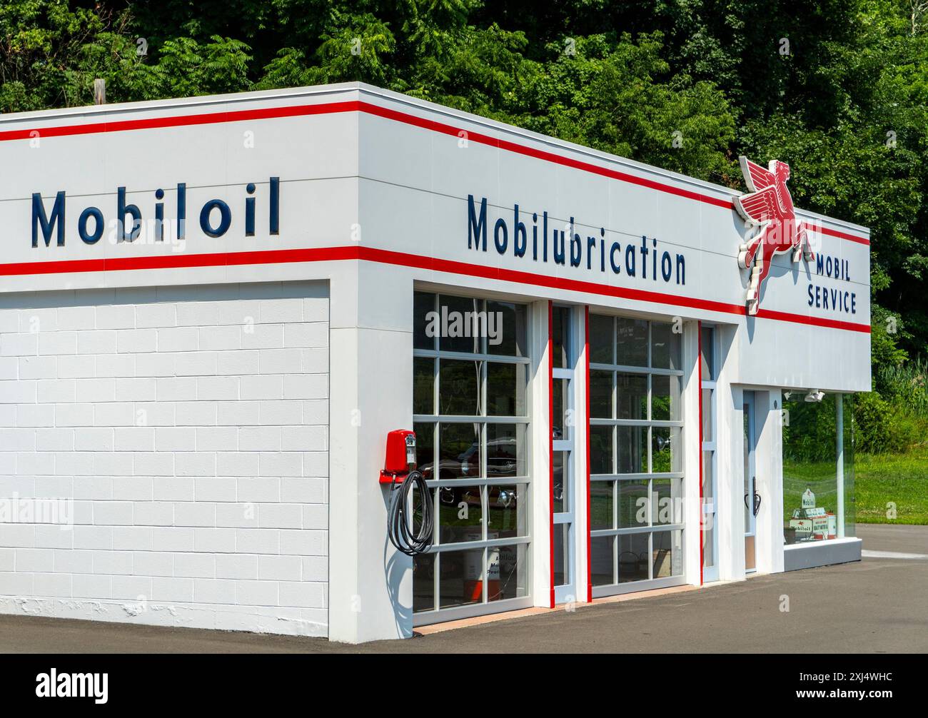 Mobil gas station hi-res stock photography and images - Alamy