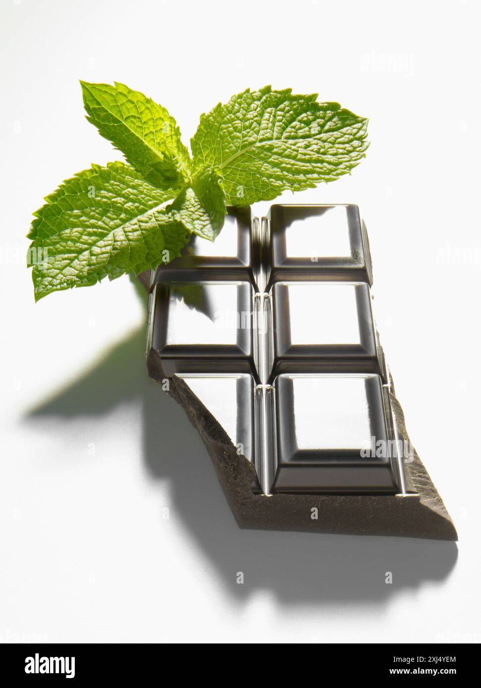 Squares of dark chocolate with fresh mint Stock Photo - Alamy