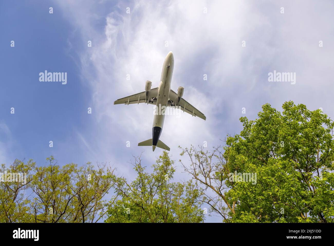 Aeroplane on approach shortly in front of landing at Frankfurt Airport ...