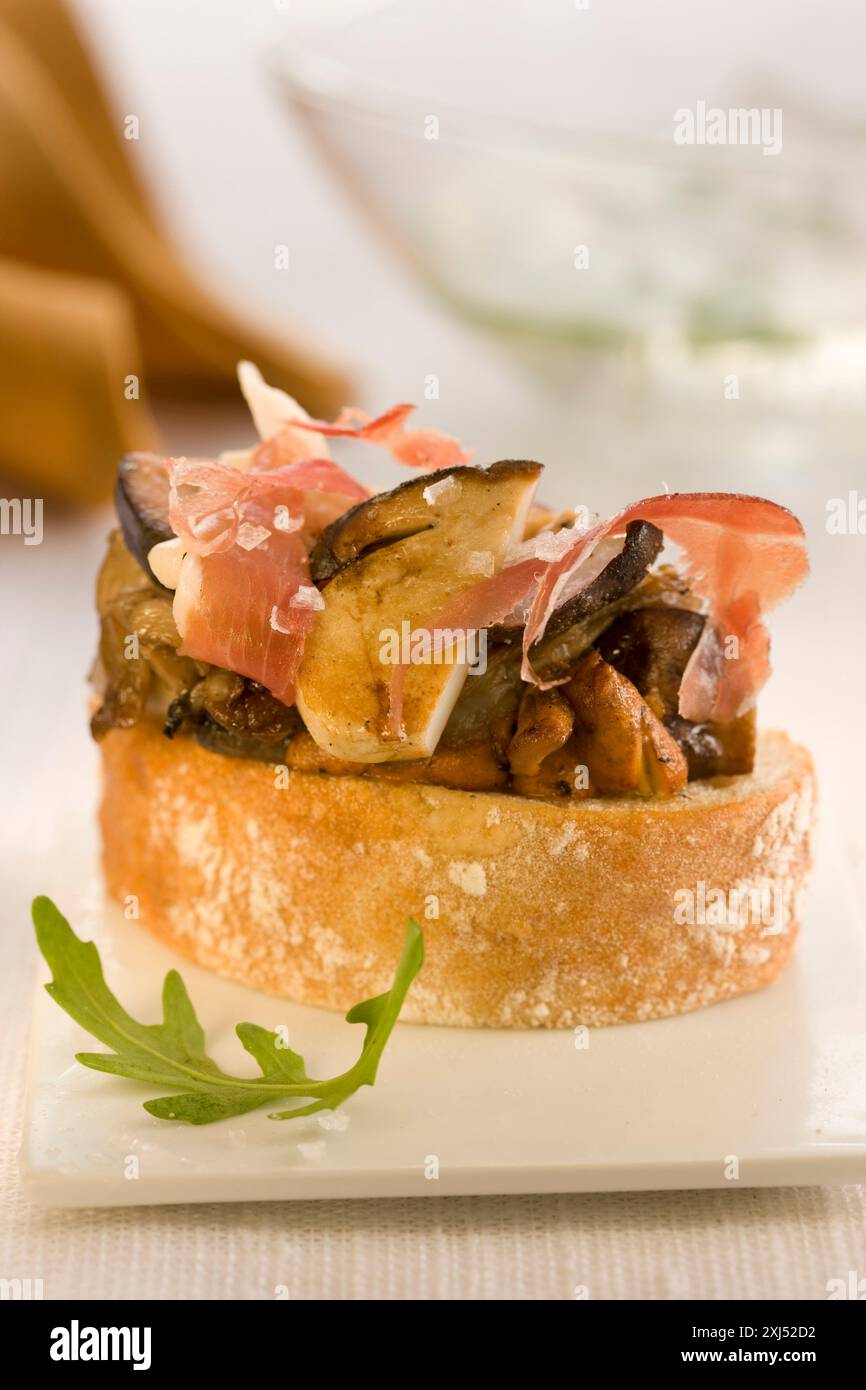 Spanish ham and mushrooms on a bite-size slice of bread Stock Photo - Alamy