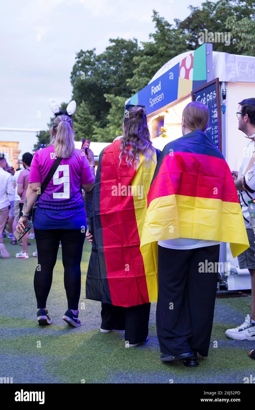 Fans stand break in hi-res stock photography and images - Alamy