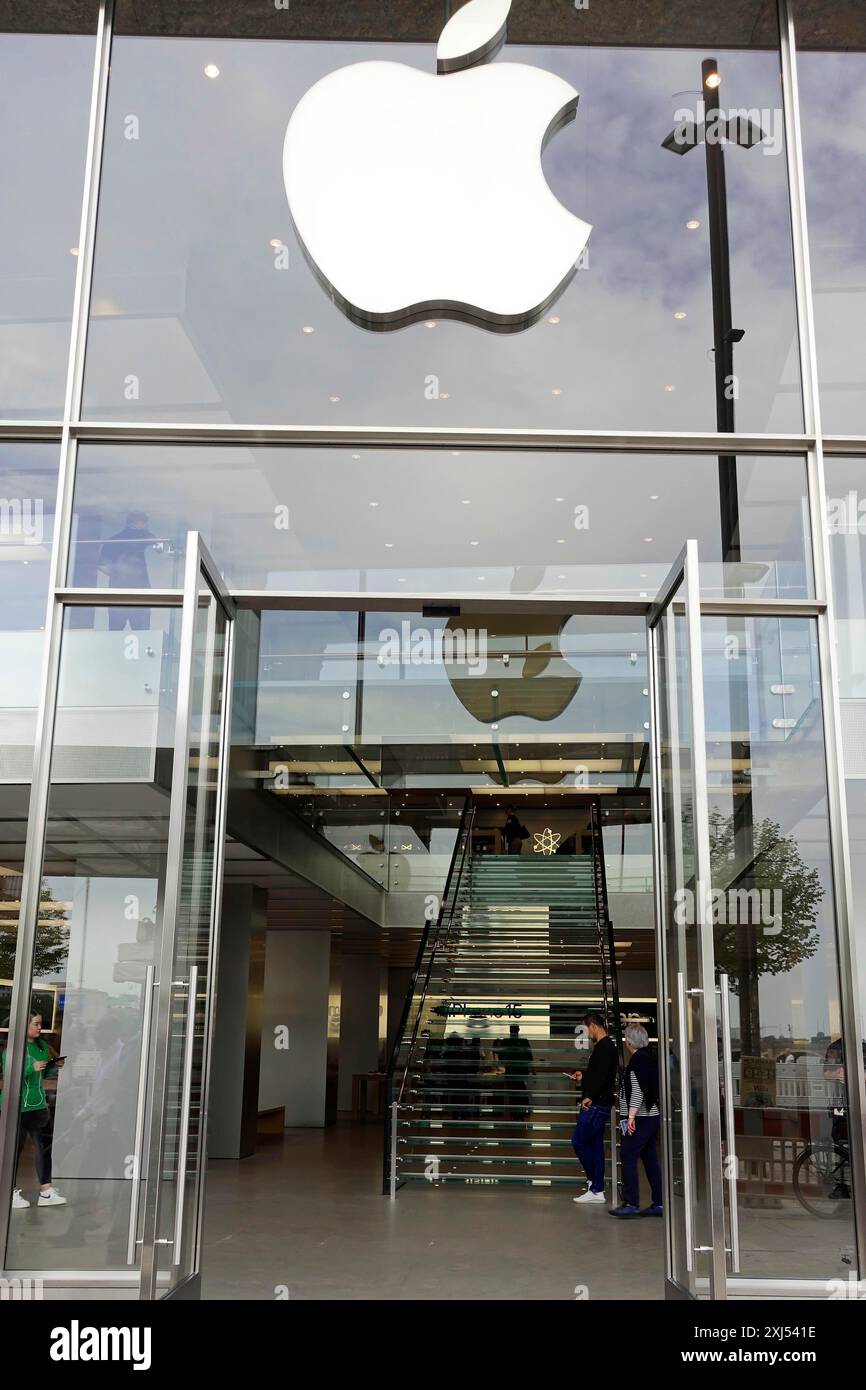 Big apple logo apple store hi-res stock photography and images - Alamy