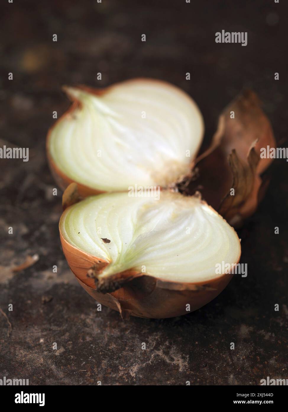 Onion cut in half Stock Photo - Alamy