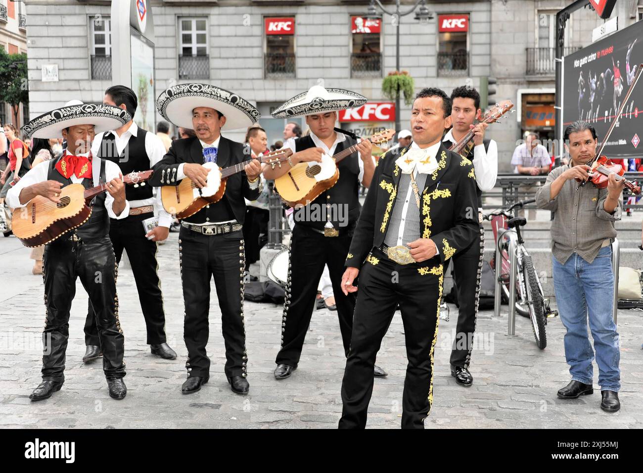 Group of mexican people hi-res stock photography and images - Alamy