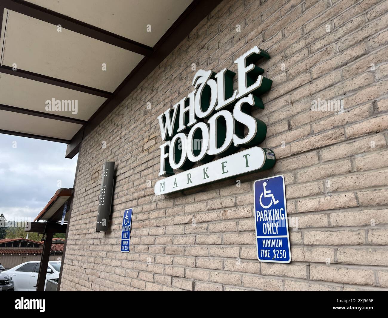 Whole foods market storefront hi-res stock photography and images - Alamy