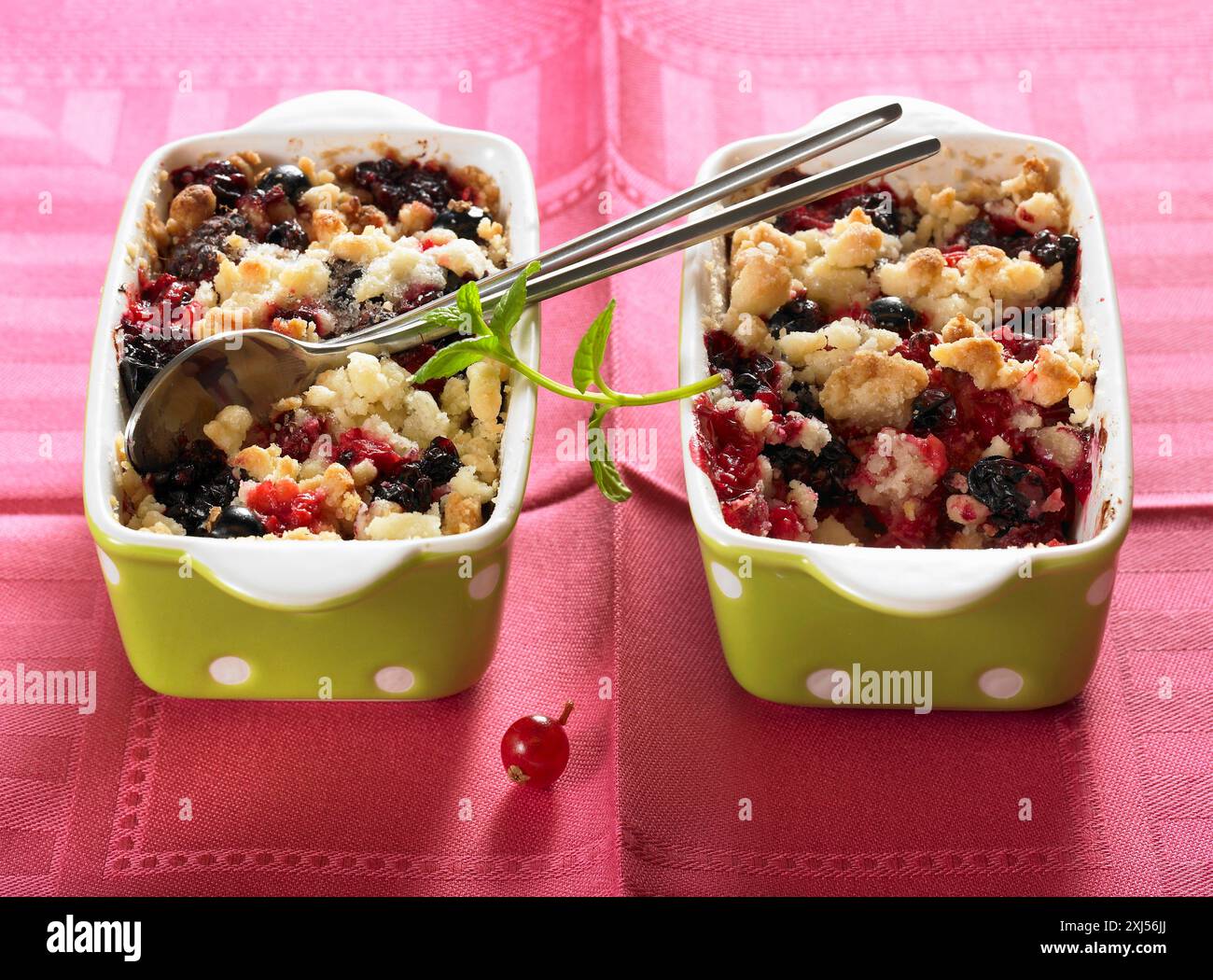 Summer fruit crumble Stock Photo - Alamy