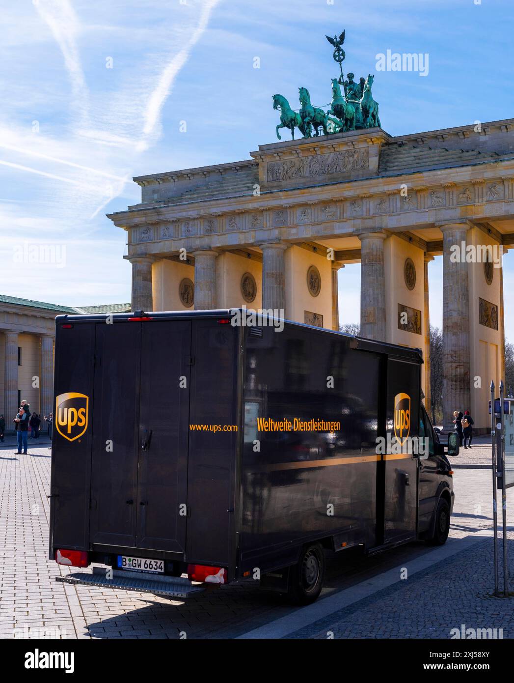 UPS delivery service at the Brandenburg Gate, Berlin, Germany Stock ...