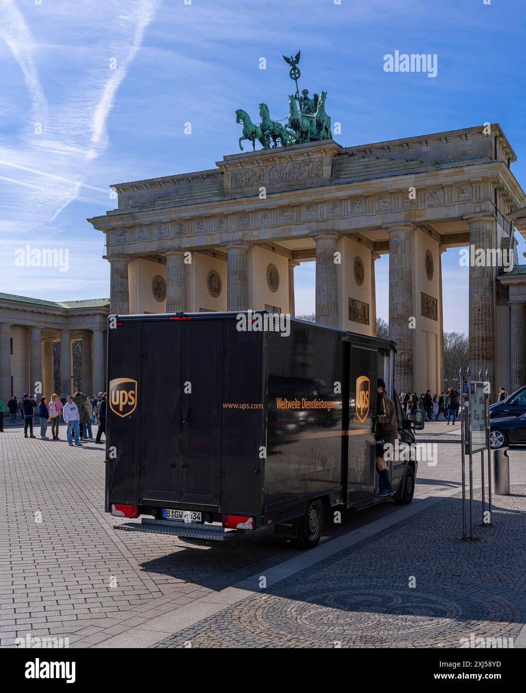 UPS delivery service at the Brandenburg Gate, Berlin, Germany Stock ...