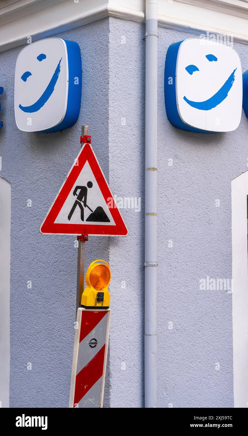 Smiley face sign hi-res stock photography and images - Alamy