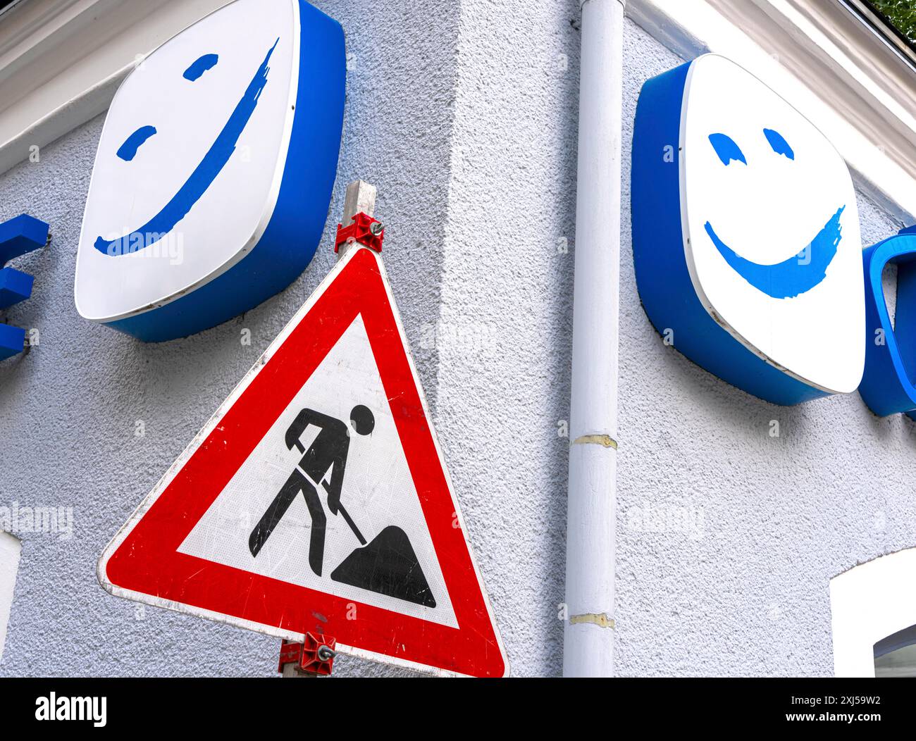 Smiley face sign hi-res stock photography and images - Alamy