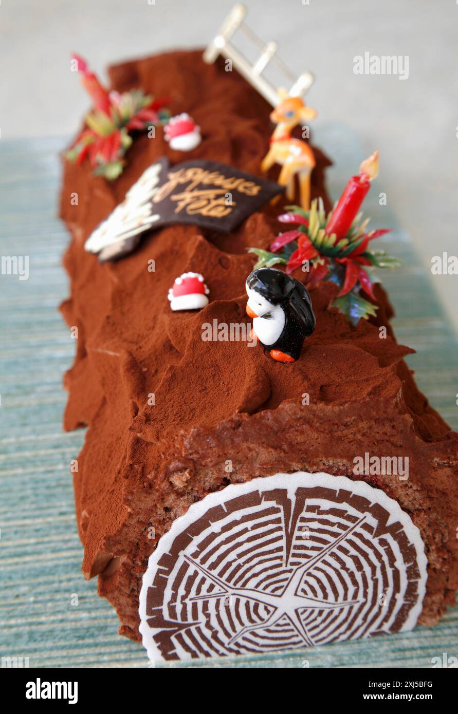 Christmas log cake Stock Photo - Alamy
