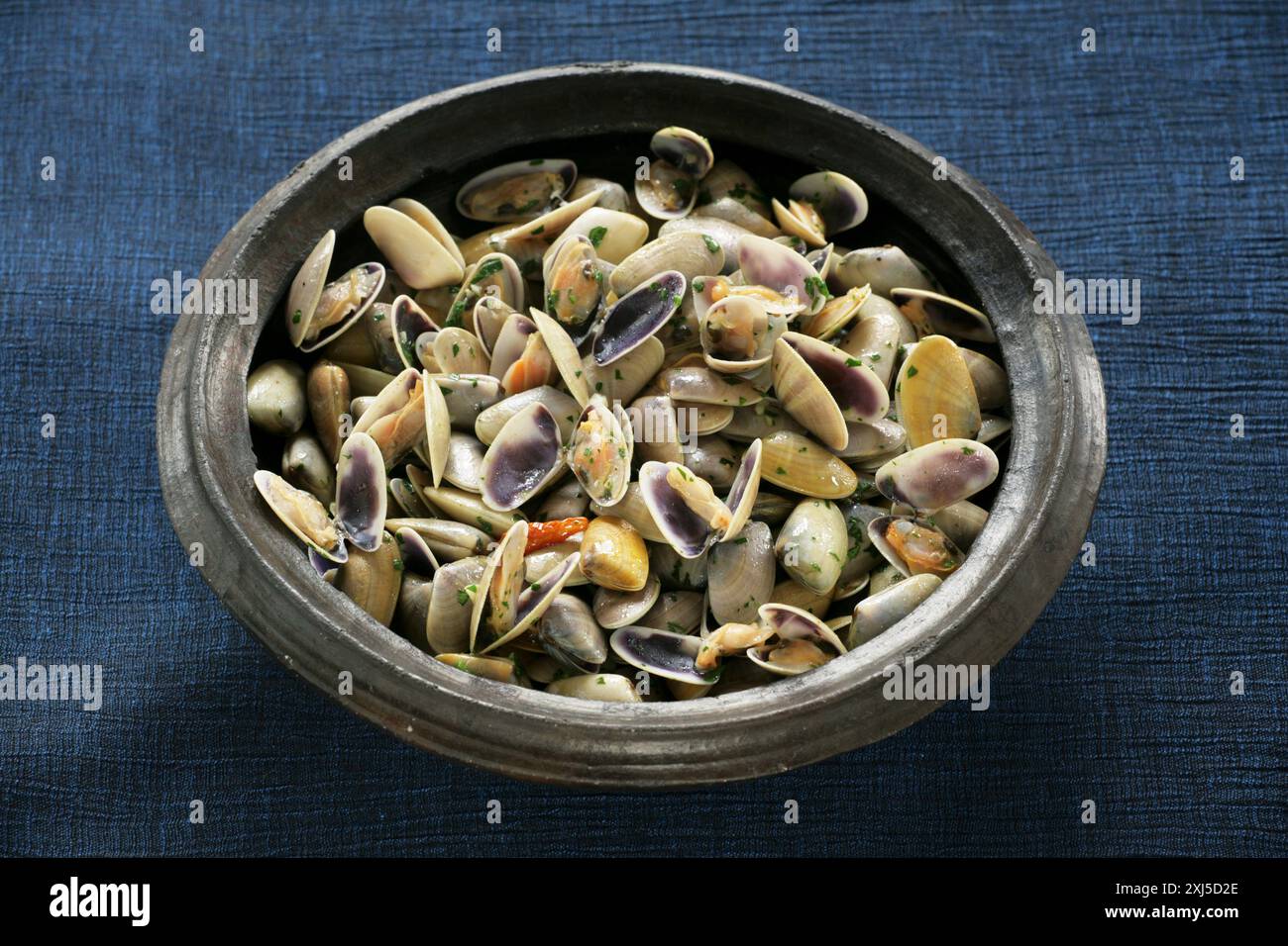 Tellin shellfish with garlic and parsley Stock Photo - Alamy
