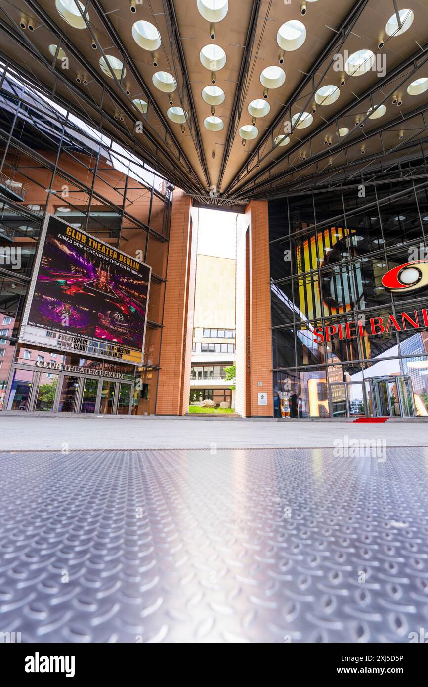 Urban architecture displays glass hi-res stock photography and images ...