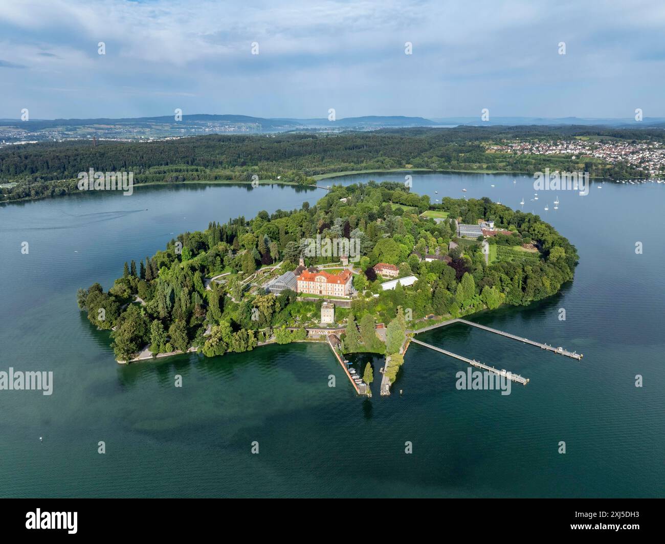 The island of Mainau in Lake Constance with the jetty and the baroque ...