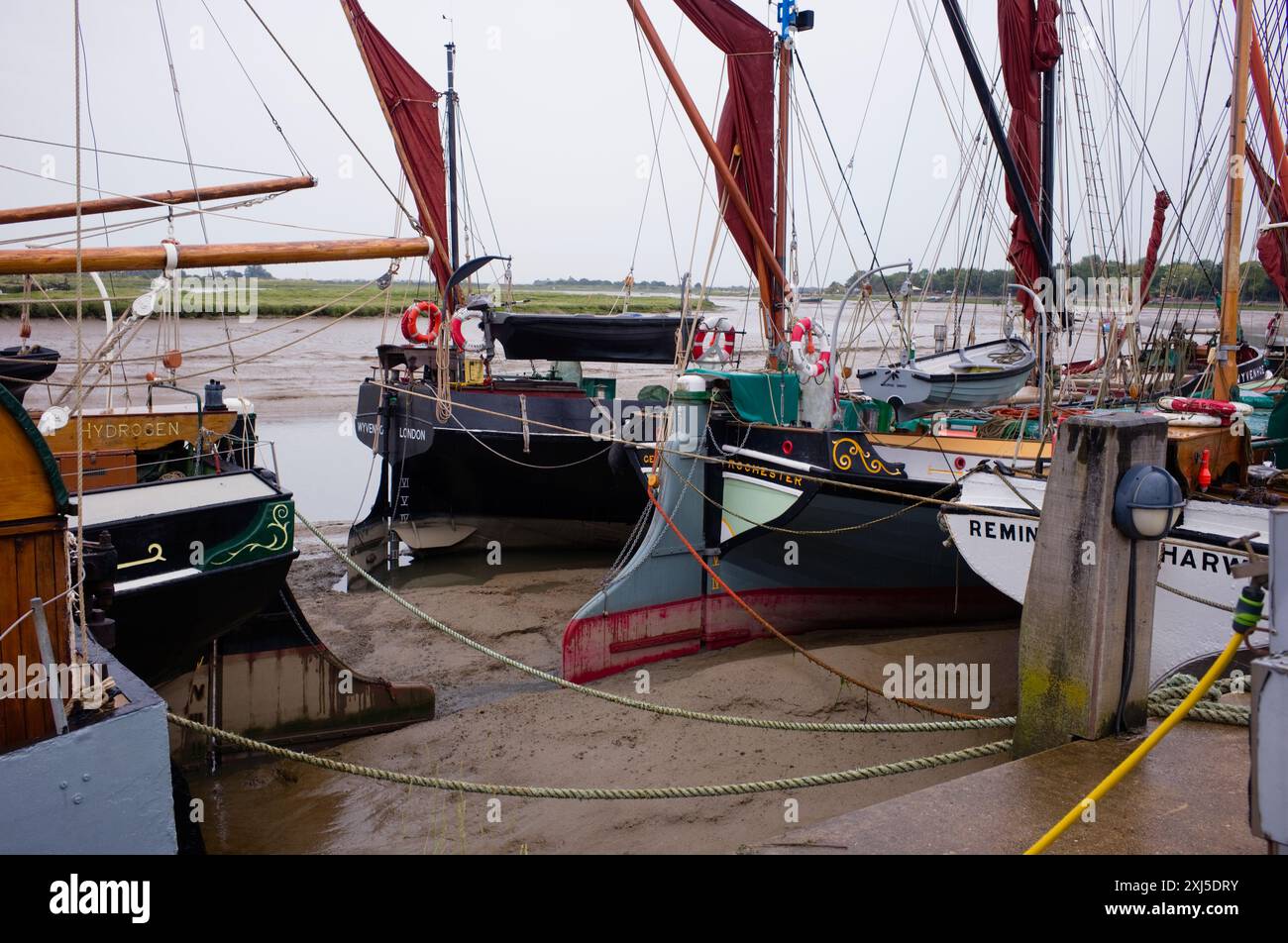 Barges boats in thames hi-res stock photography and images - Alamy