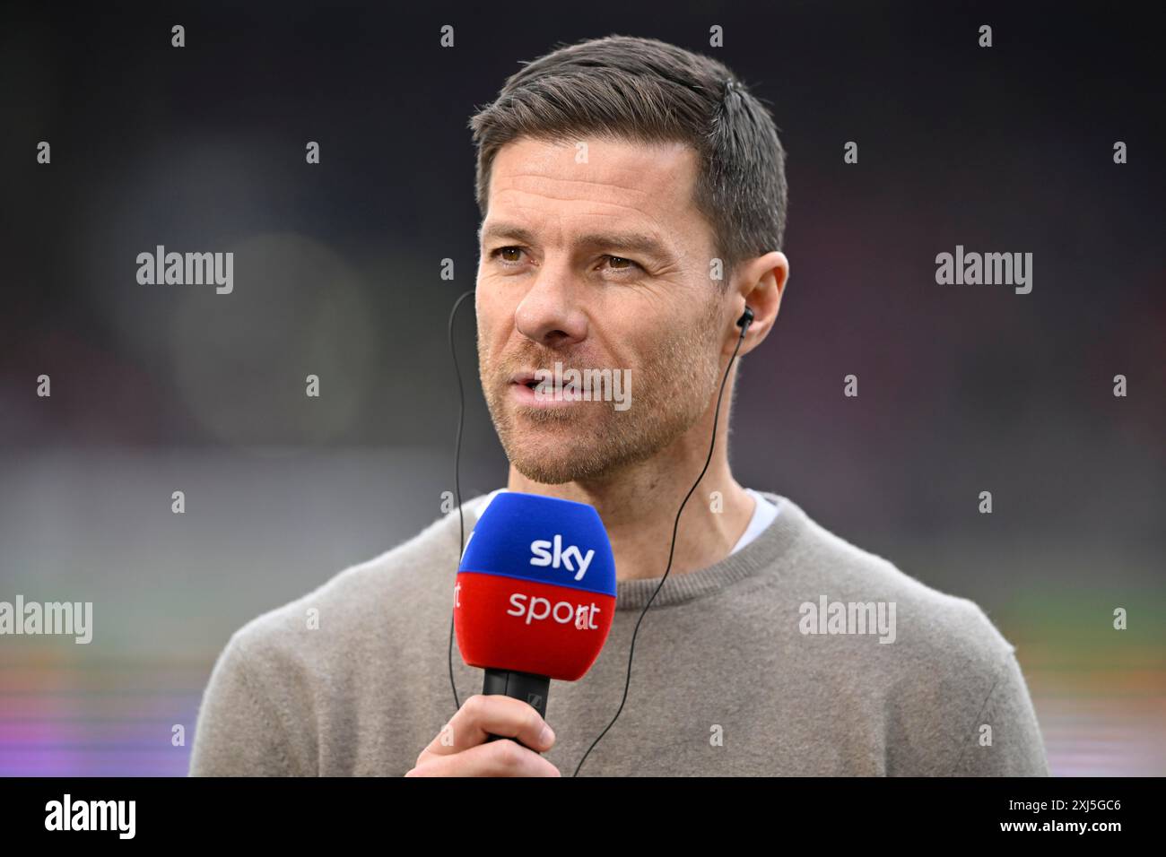 Coach Xabi Alonso Bayer 04 Leverkusen portrait, interview, microphone ...