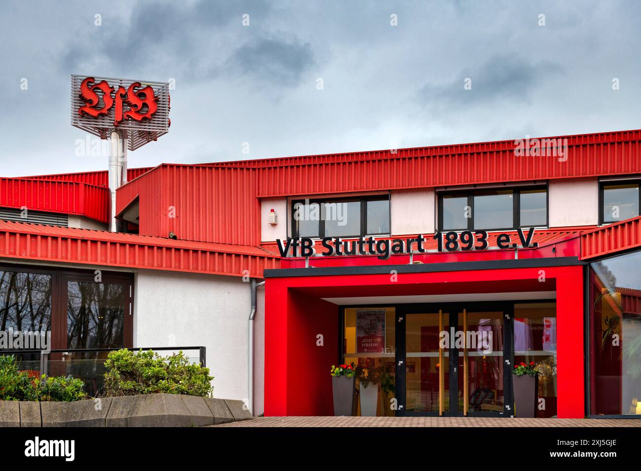 Vfb stuttgart football club logo hi-res stock photography and images ...