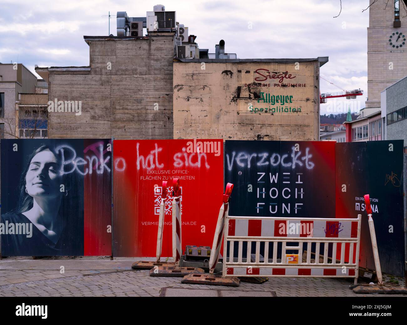 Graffiti on construction fence, BENKO HAT SICH VERZOCKT, construction ...