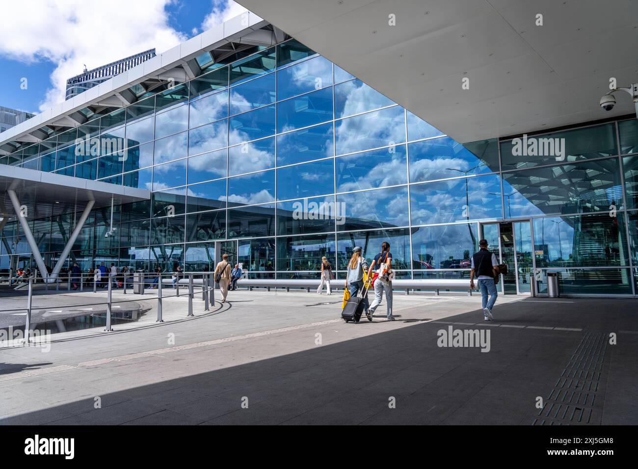 Busbahnhof, ÖPNV Anbindung im Hauptbahnhof von Den Haag, Centraal ...