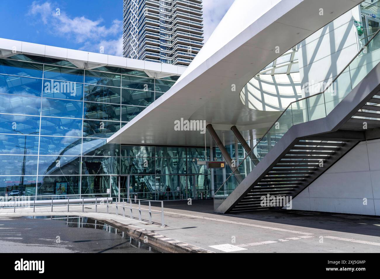 Busbahnhof, ÖPNV Anbindung im Hauptbahnhof von Den Haag, Centraal ...
